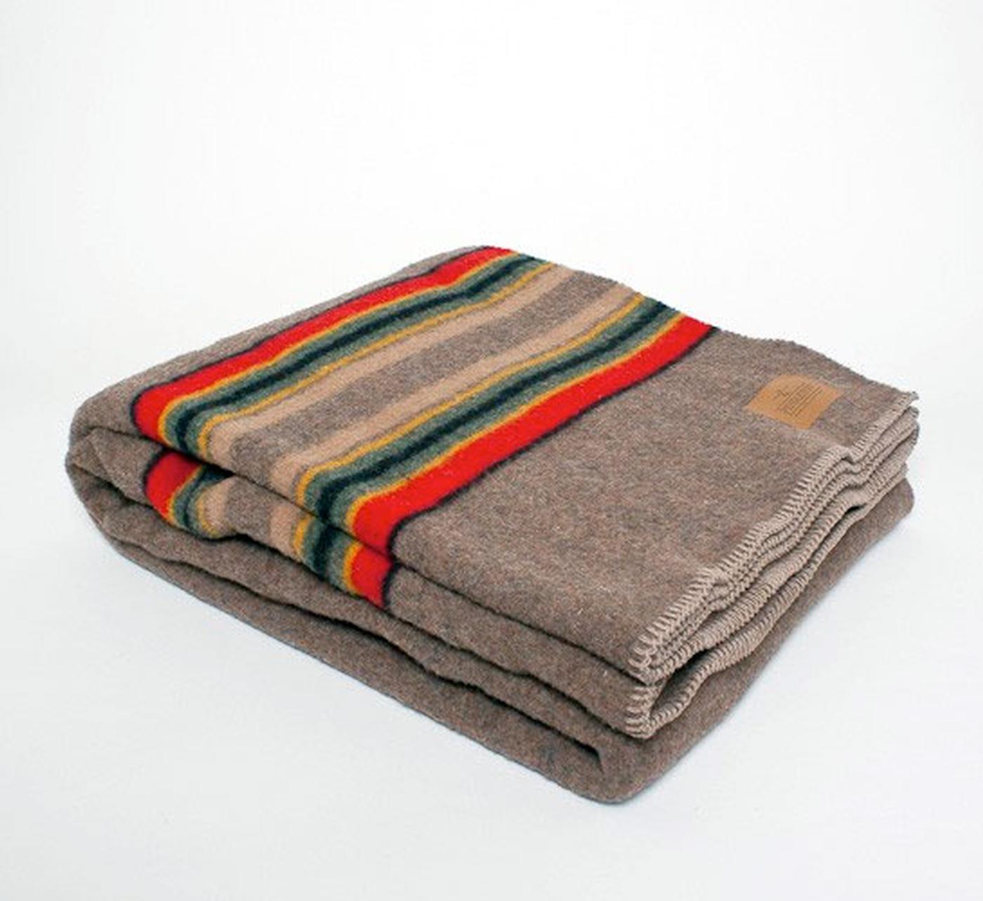 PENDLETON WOOLEN MILLS Retro Yakima Carry Blanket/Throw in Brown